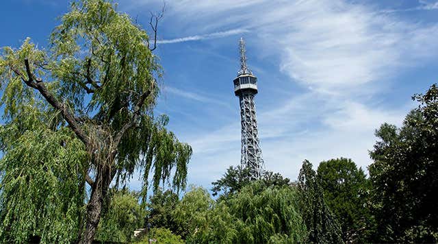 Monte Petřín - Com a Torre de Petřín, é o mirante de Praga